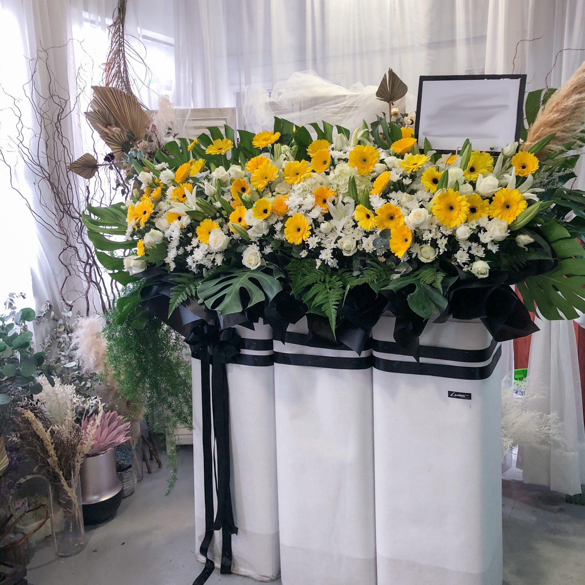 Sympathy Stand 09 - Lartiste - KL Florist